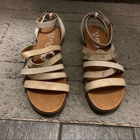 Very G | Shoes | Very G Sandals | Poshmark